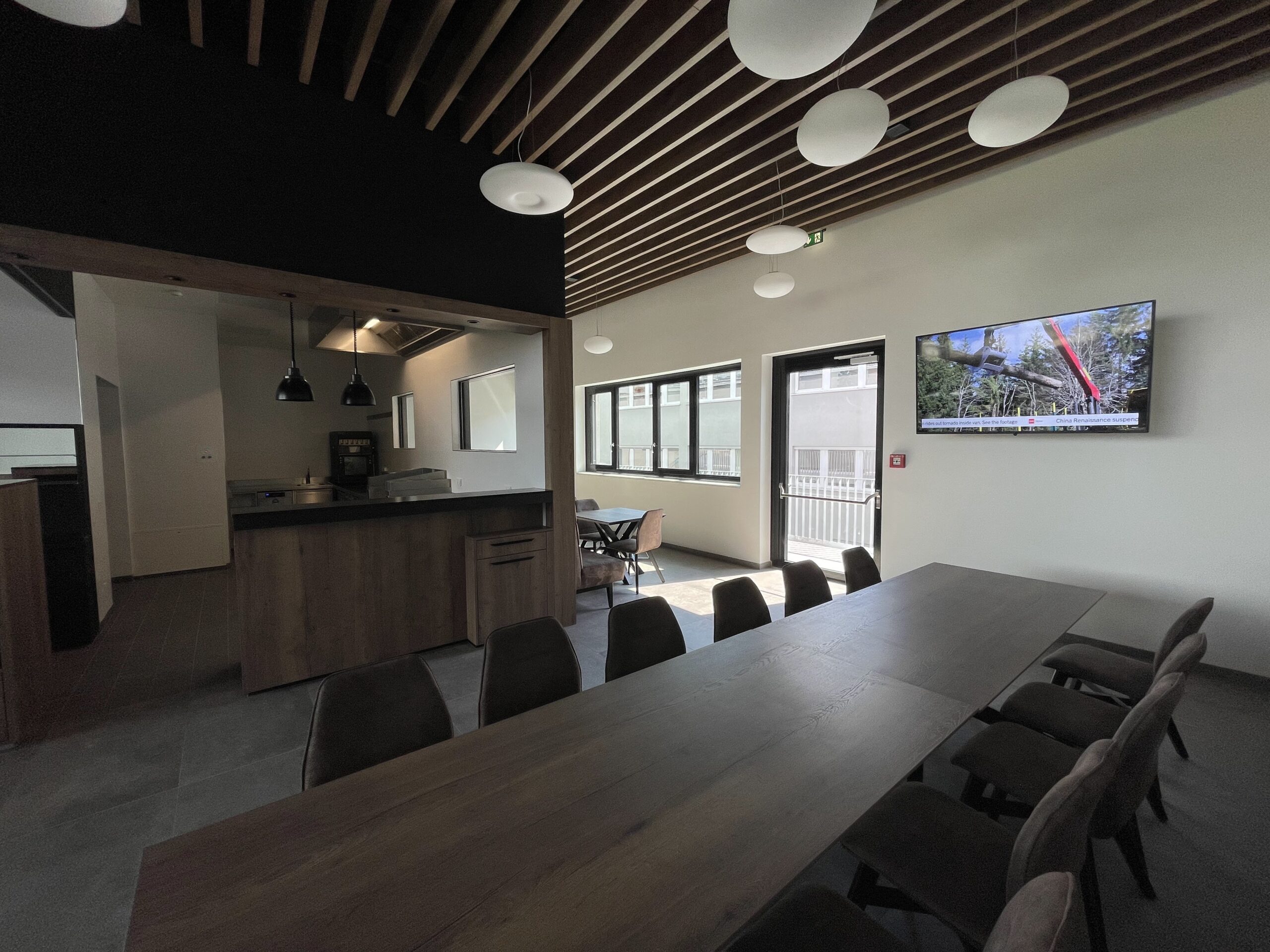 Presentation screen: Flexible and optically appealing