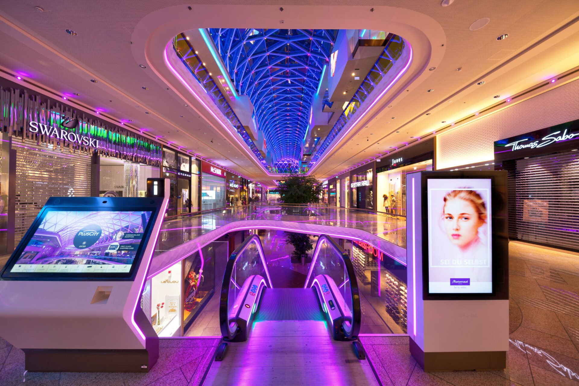 What is Digital Signage? Definition, advantages & applications